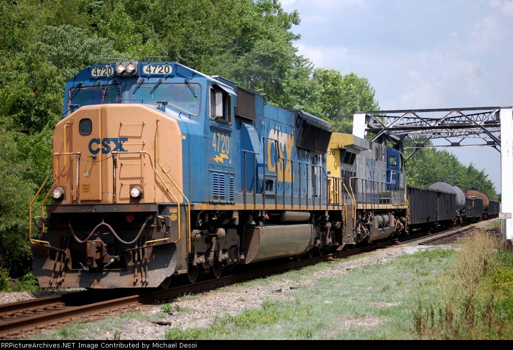 CSX SD-70MAC leads a southbound across the Stony Creek Bridge